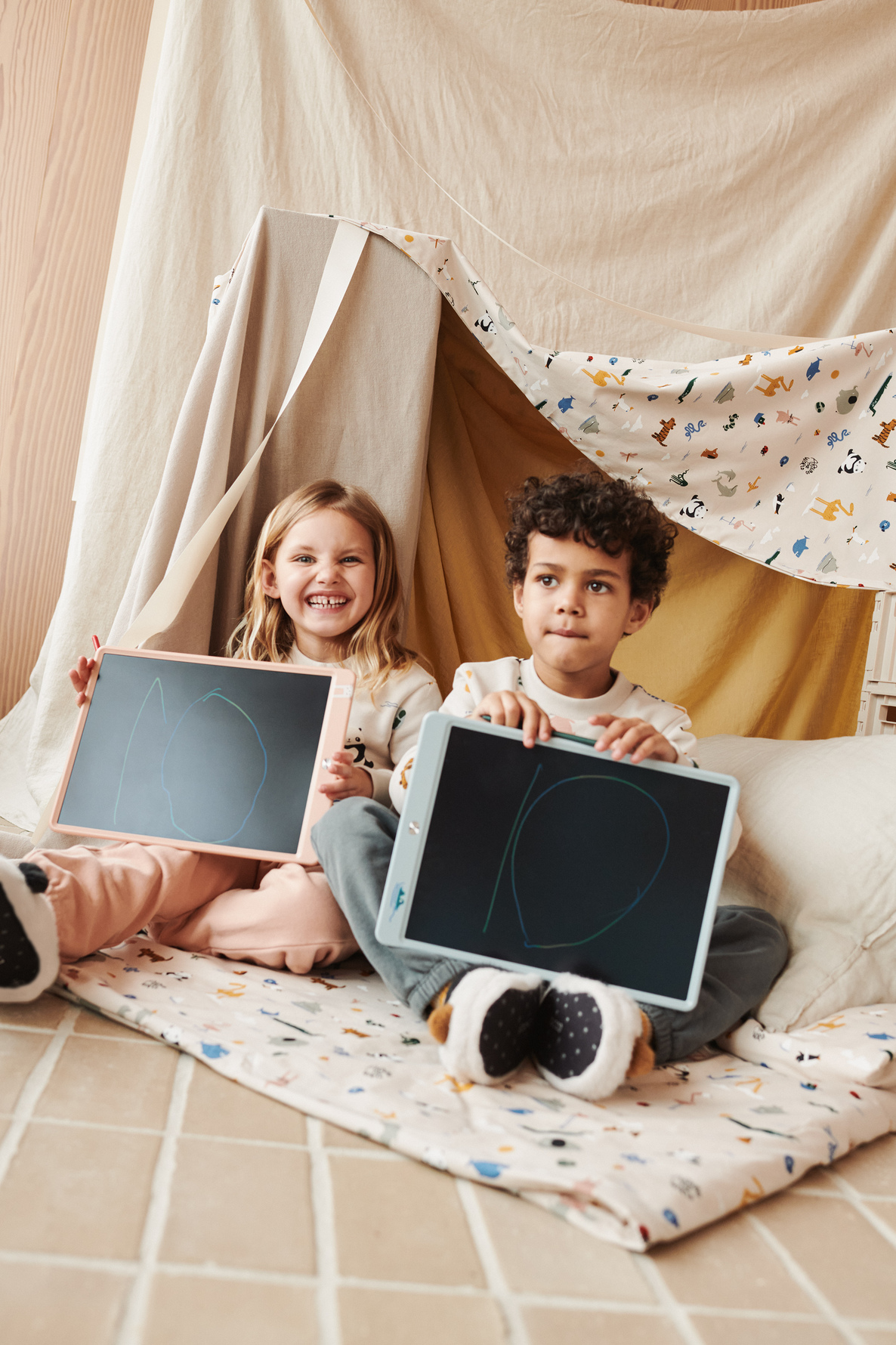 Køb Zora Magic Drawing Board 35 cm CrocoDove/Dove blue fra LIEWOOD - Matas