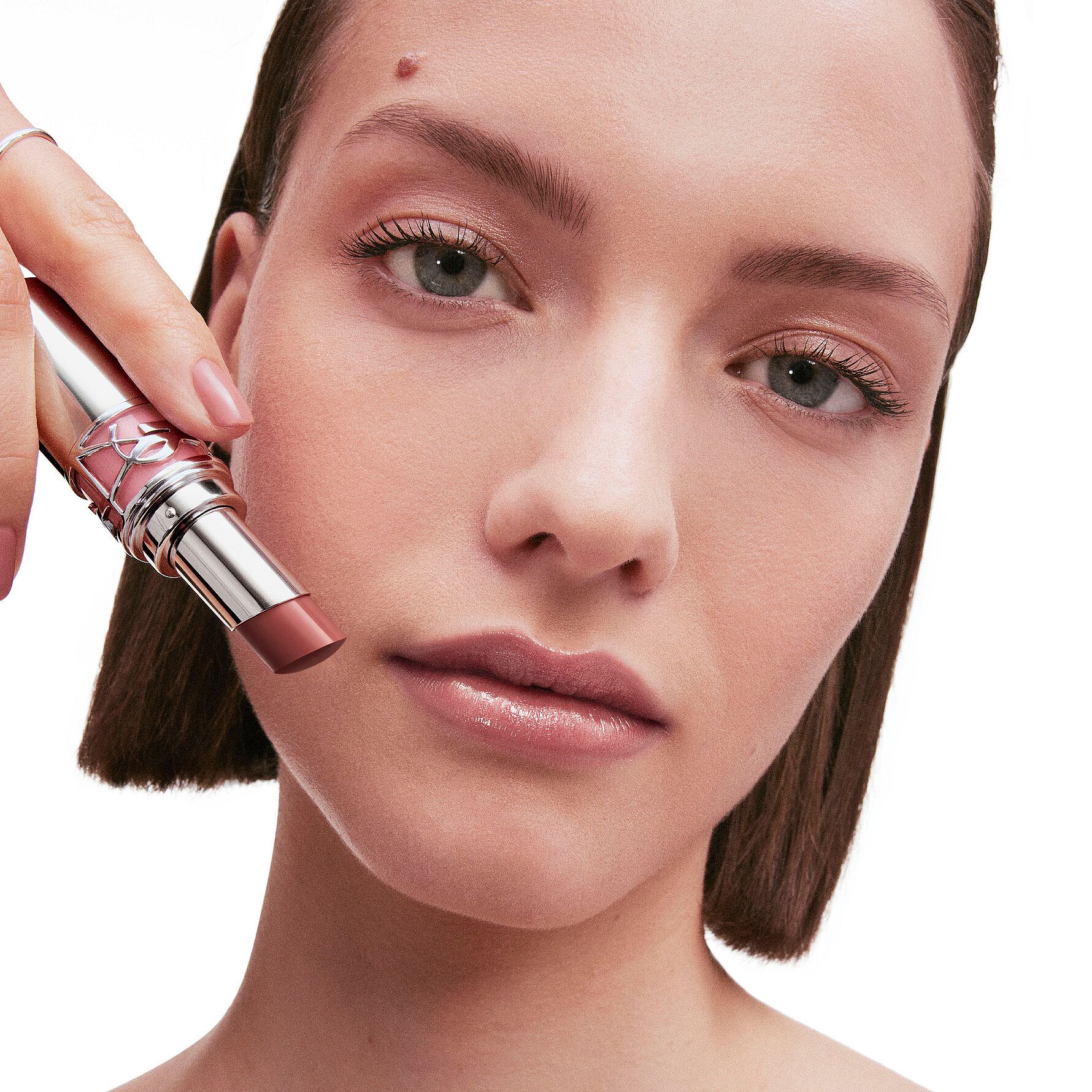 Osta YSL LOVESHINE Wet Shine Lipstick 202 Peachy Glow - Yves Saint Laurent - KICKS