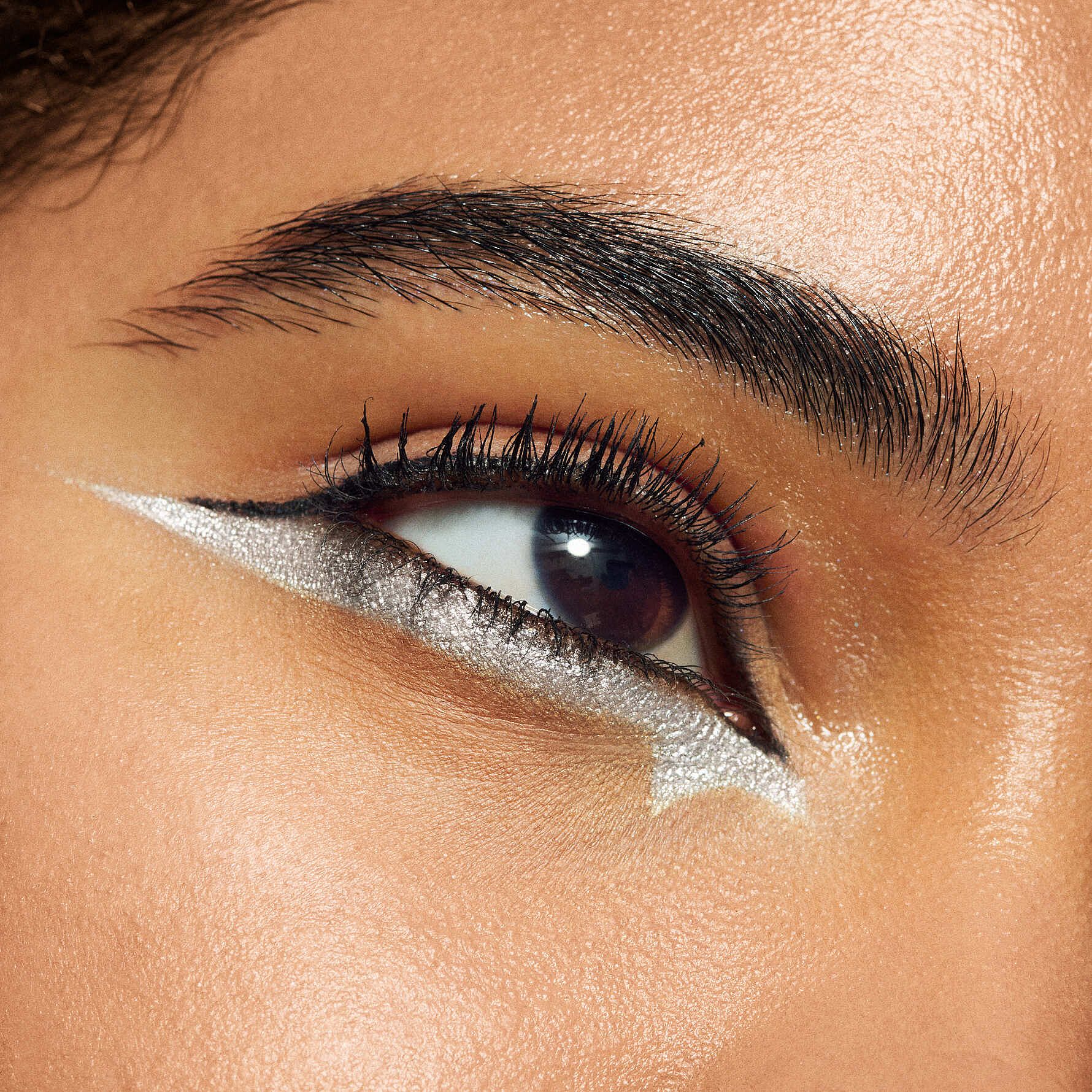 Køb Liquid Eyeshadow Silver Surfer fra MAC - Matas