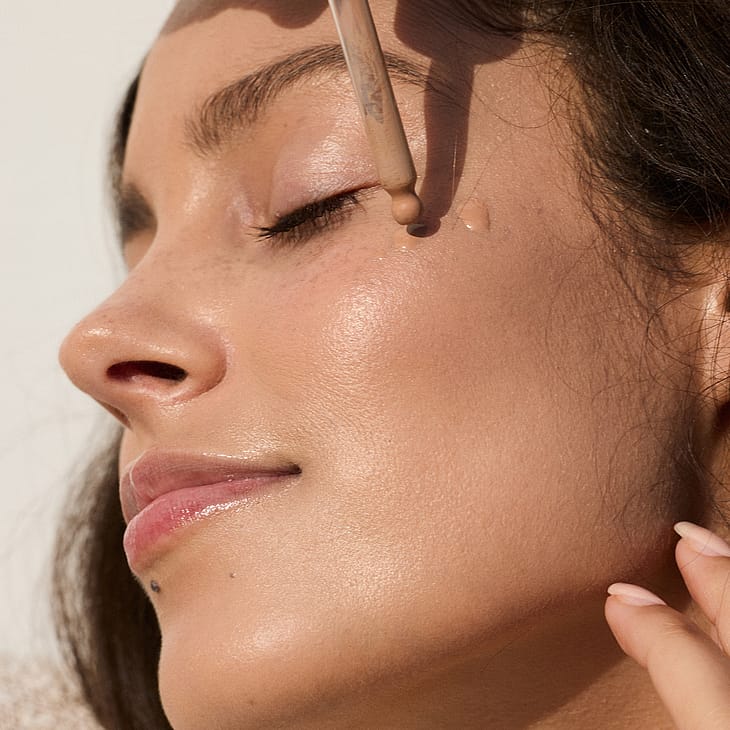 Køb DEWY Foundation Drops 010 Deep fra Gosh Copenhagen - Matas