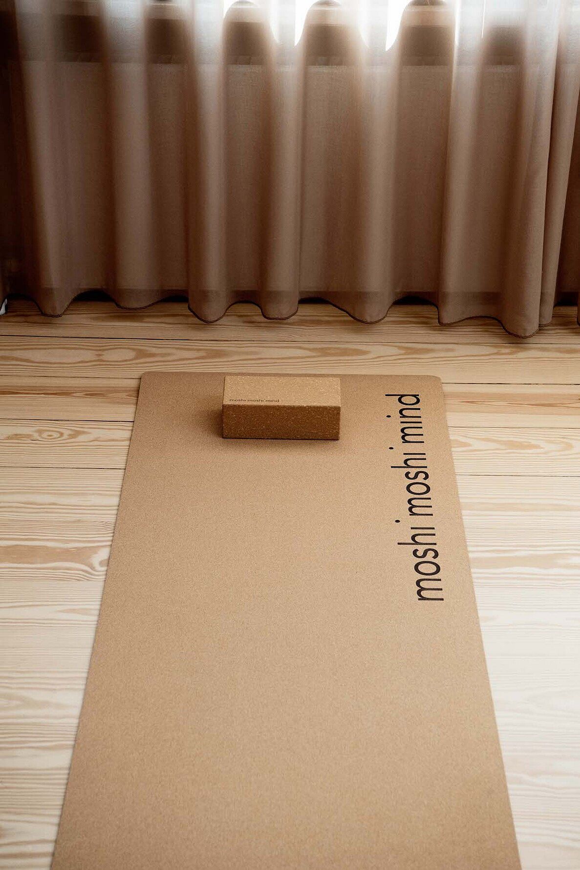 Køb Soft Surface Cork Yogamåtte fra moshi moshi mind - Matas
